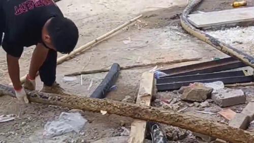 敷设一根300米长高压电缆,这是一个体力活,师傅干一天能赚500!