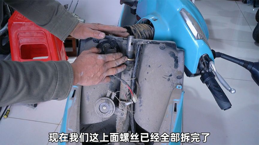 电动车行驶中方向左右摆动！不知道故障不要急，看修车师傅怎么说