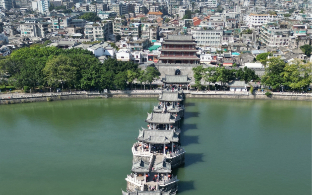 粤东名城-潮州 广济楼和广济桥是其著名地标建筑 广济桥集梁桥、浮桥...