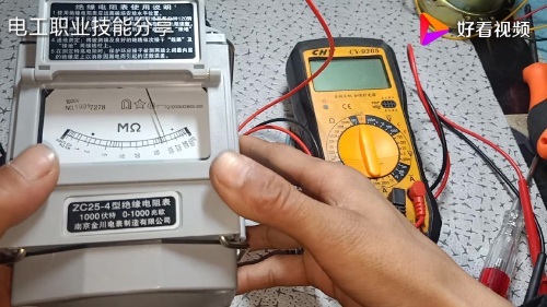 兆欧表怎么使用？老电工手把手教你使用兆欧表，初学电工一看就会