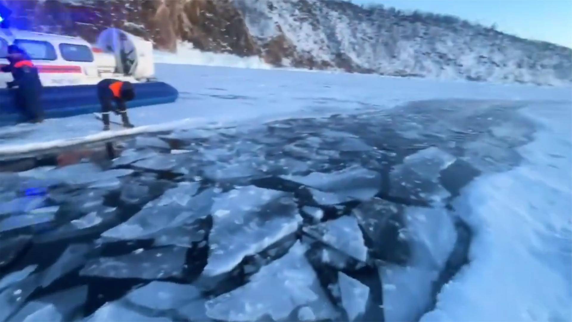 7人在贝加尔湖溺亡仅1人幸存!"我在最后一刻打开车门",目击者称车两...