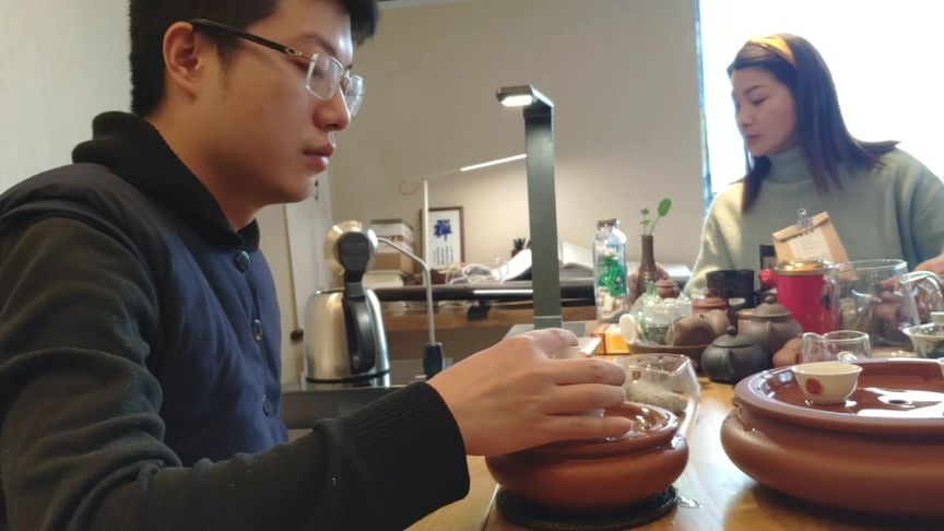 功夫茶盖碗的拿法,跟着小哥又学了一招,原来这样才不烫手