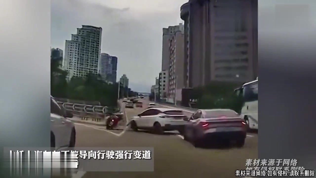 大桥上汽车车不按导向行驶强行变道,交警差点被撞下桥