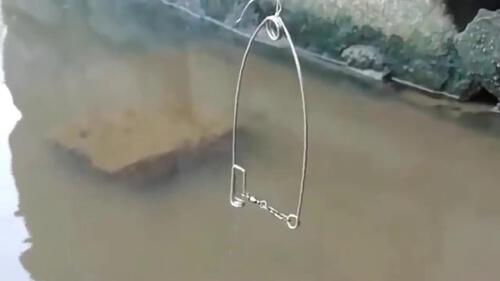 大哥自制自动钓鱼神器在小溪边上钓没两分钟就上钩厉害了