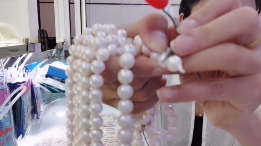 上万元的珍珠如何分辨真假?妃妃直接拿出剪刀,一招轻松辨别