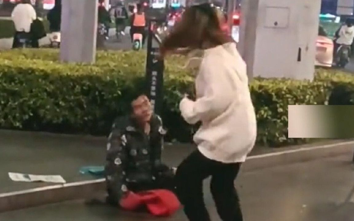 南宁一年轻女子戏弄残疾乞丐,并抢钱撕碎,乞讨者倍显无助