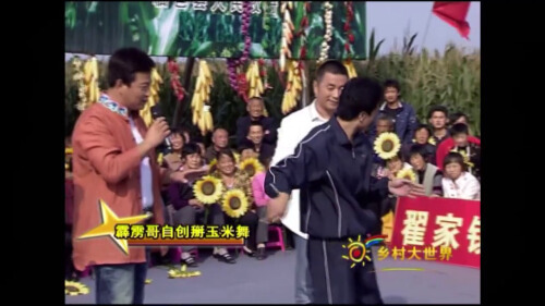 男子传授自创舞蹈动作,模仿者动作异常夸张,瞬间逗乐众人!