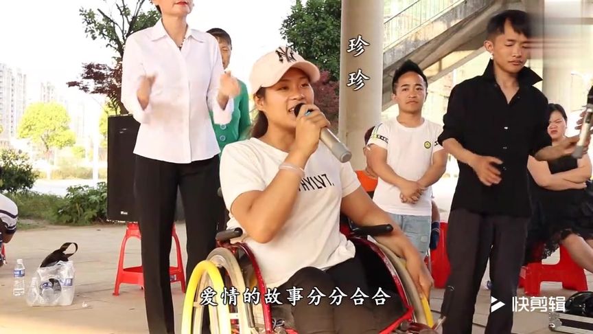 残疾人街头演唱 唱功感情一流 胜过中国好声音 太震撼