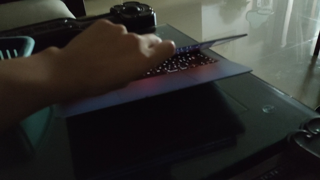 MacBook Air M1,单手开合测试翻车。