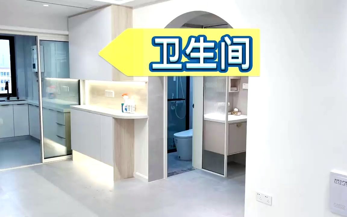 六平米的厨房,用的推拉门,木工现场打的所有柜子