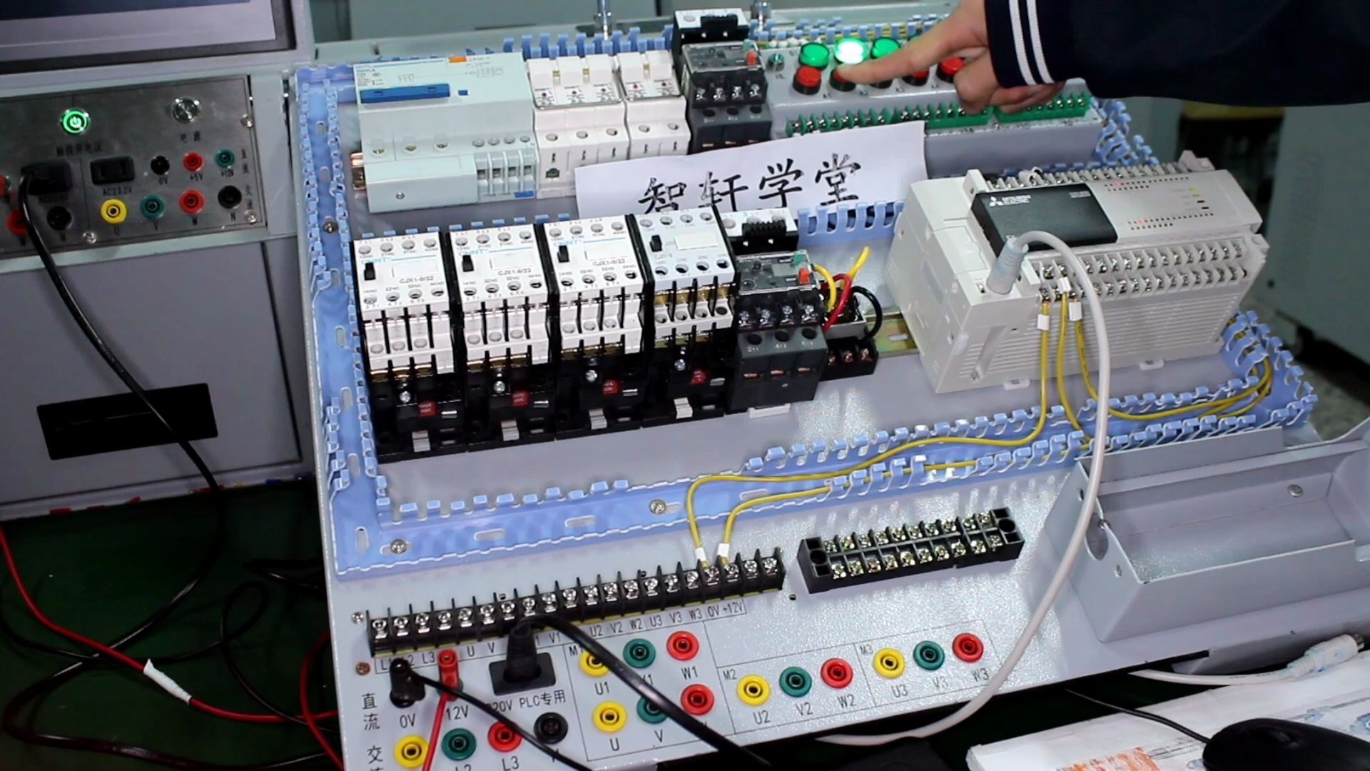 PLC定时器延时断开演示,这个手指一直按着是个bug,要修改