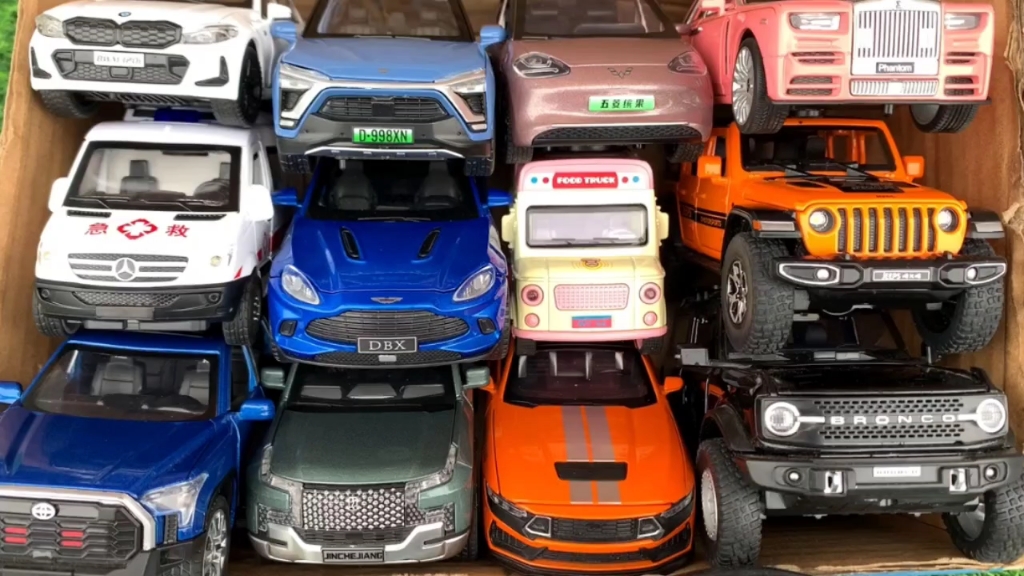 满盒子的模型车-奔驰车,阿斯顿DBX 707,比亚迪,仰望U8,劳斯莱斯幻影,...