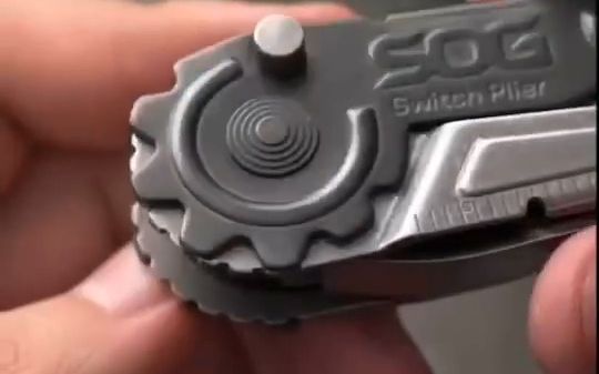 美国SOG SWP1001 迅猛龙战术钳 一个会跳的钳子——多功能侧跳...