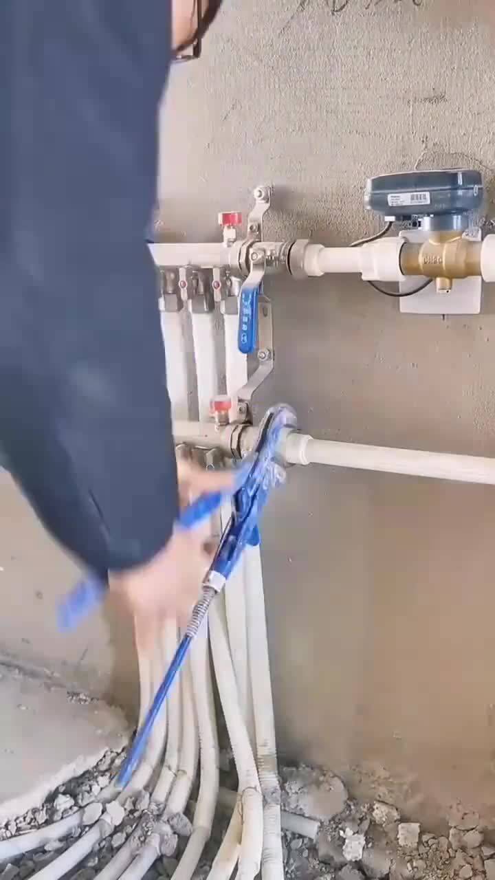 分水器移位:这次每根地暖管都做了接头!