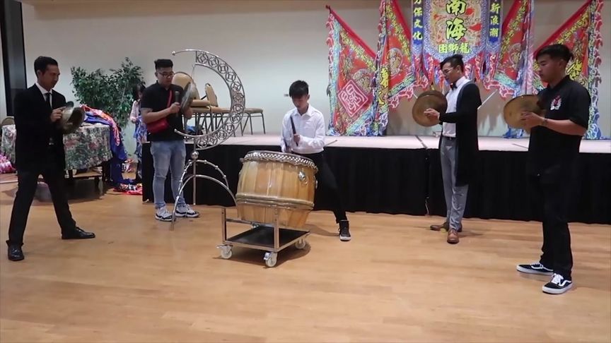 舞狮鼓乐:年轻小伙花式打舞狮鼓表演,网友:简直帅爆了