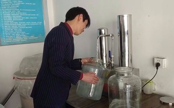 传成酒械老师现场展示白酒过滤器