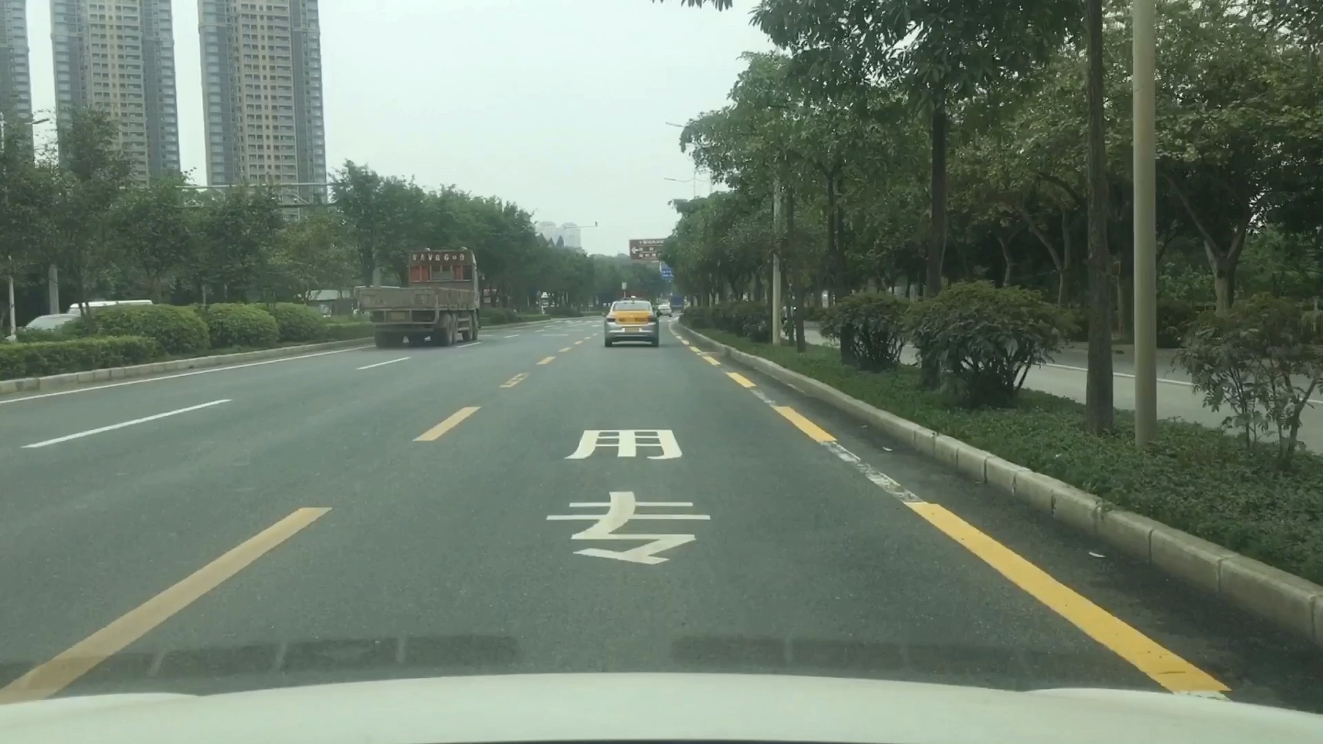 科三直线行驶与通过学校公车站