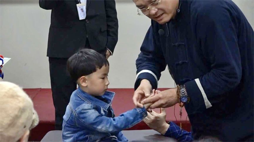 小儿推拿手法示范教学视频