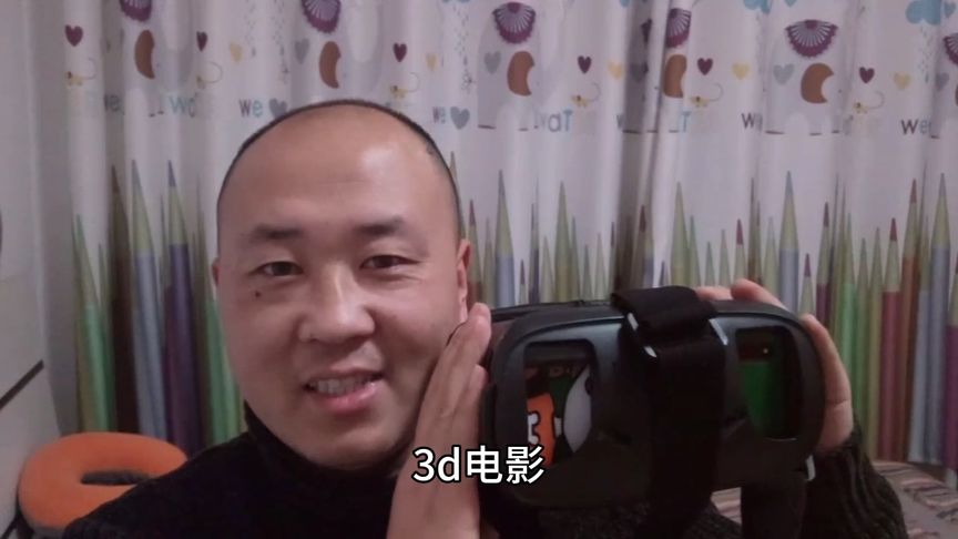 80后小伙在家看3d电影,几十块钱的vr眼镜效果咋样?你看看值不值