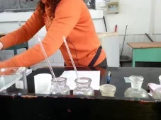 07 用pH试纸测定未知溶液的酸碱度