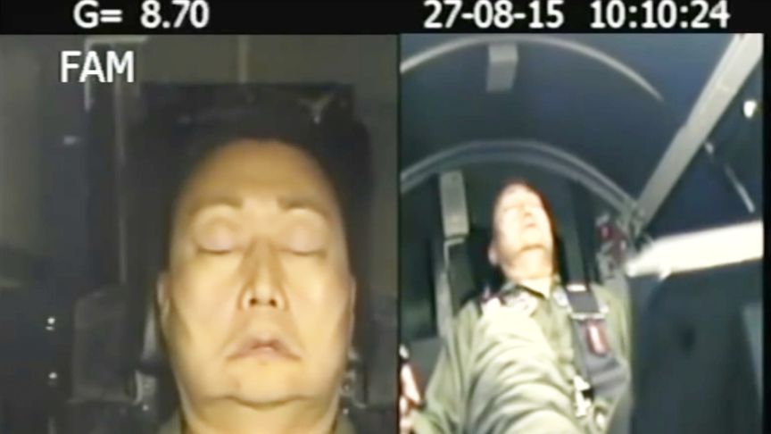 在载人离心机作用下,飞行员的面部狰狞!一般人根本受不了!