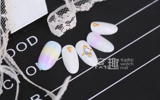 【美甲推荐-第25期】淡雅孔雀纹制作过程