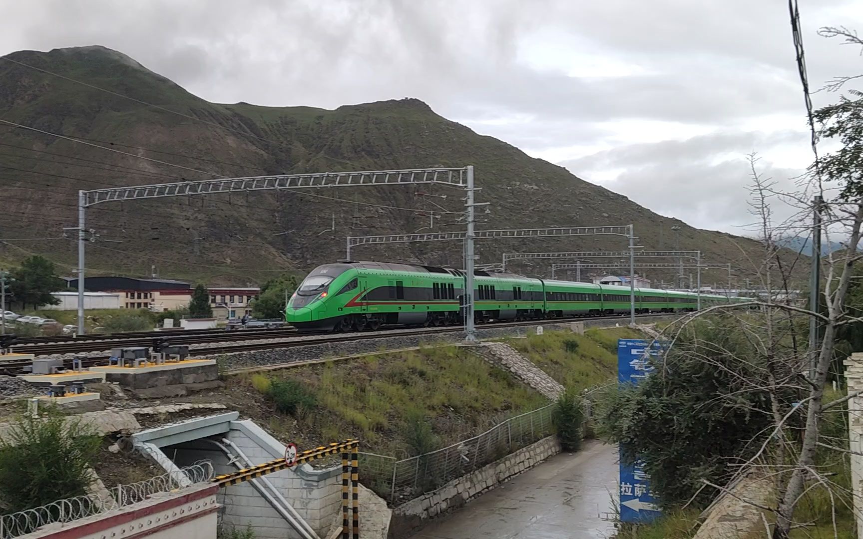 【中国铁路】C881次列车拉萨→林芝,拉萨站8点00分发车实拍,高原版...