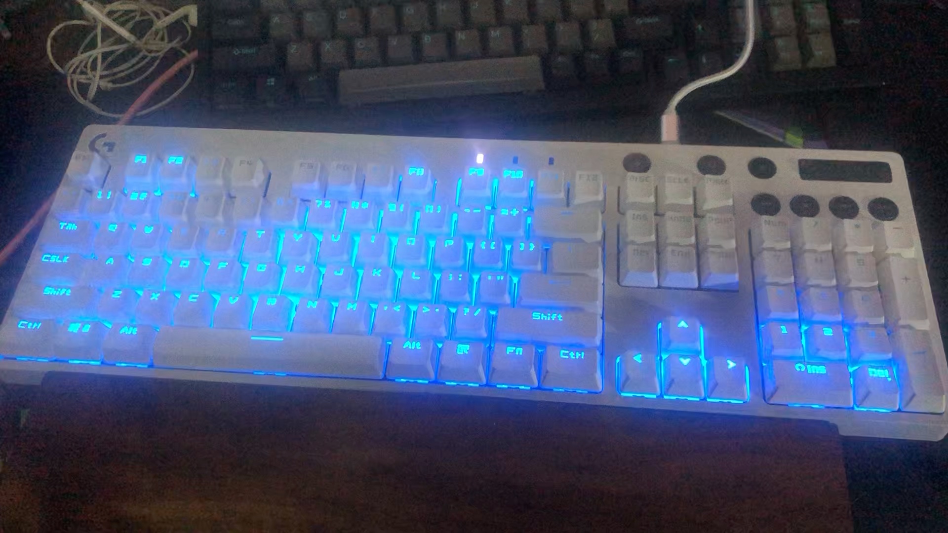 自己改装了一个罗技g610机械键盘,换灯喷漆