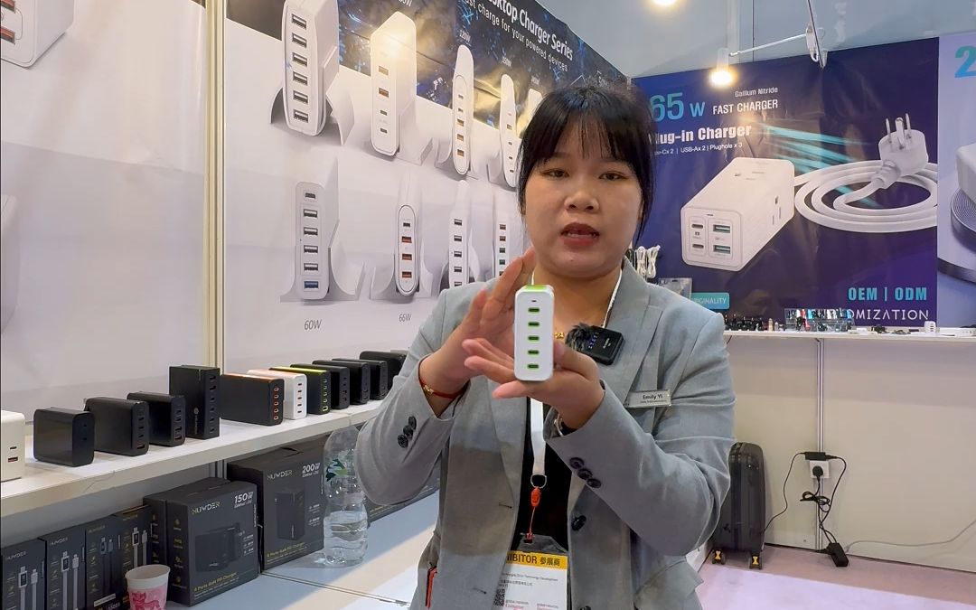 鸿达顺带来带显示屏的300W PD3.1充电器,共5个Type-C口,其中C1、...