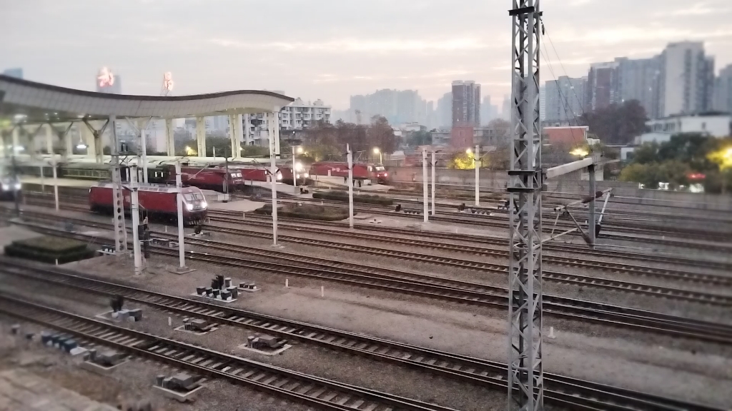 万年不开K1267次列车出武昌站+K22次列车进武昌站