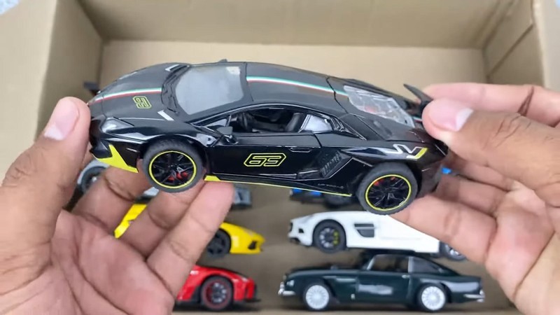 装满盒子 马自达Mx5、兰博基尼Scv12、丰田汽车