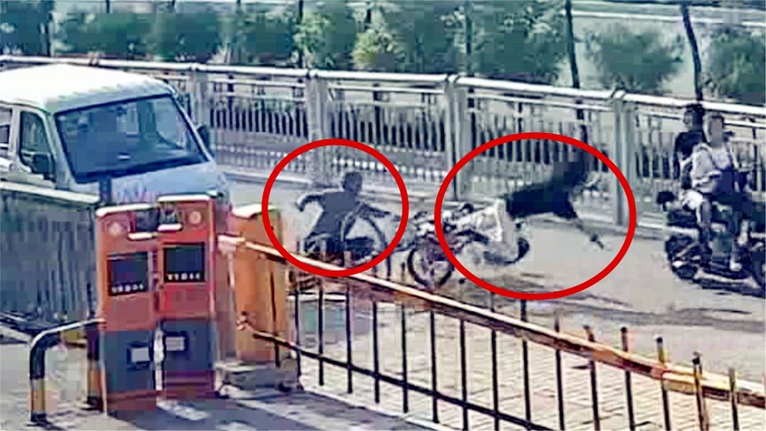险!监拍:自行车“鬼探头”和电动车猛烈相撞 骑车男女狼狈摔倒