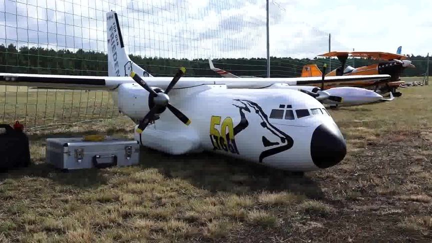 遥控飞机模型飞行表演