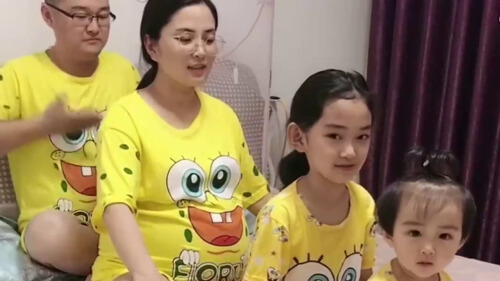 第一胎女儿、第二胎还是女儿、第三胎是双胞胎,太热闹
