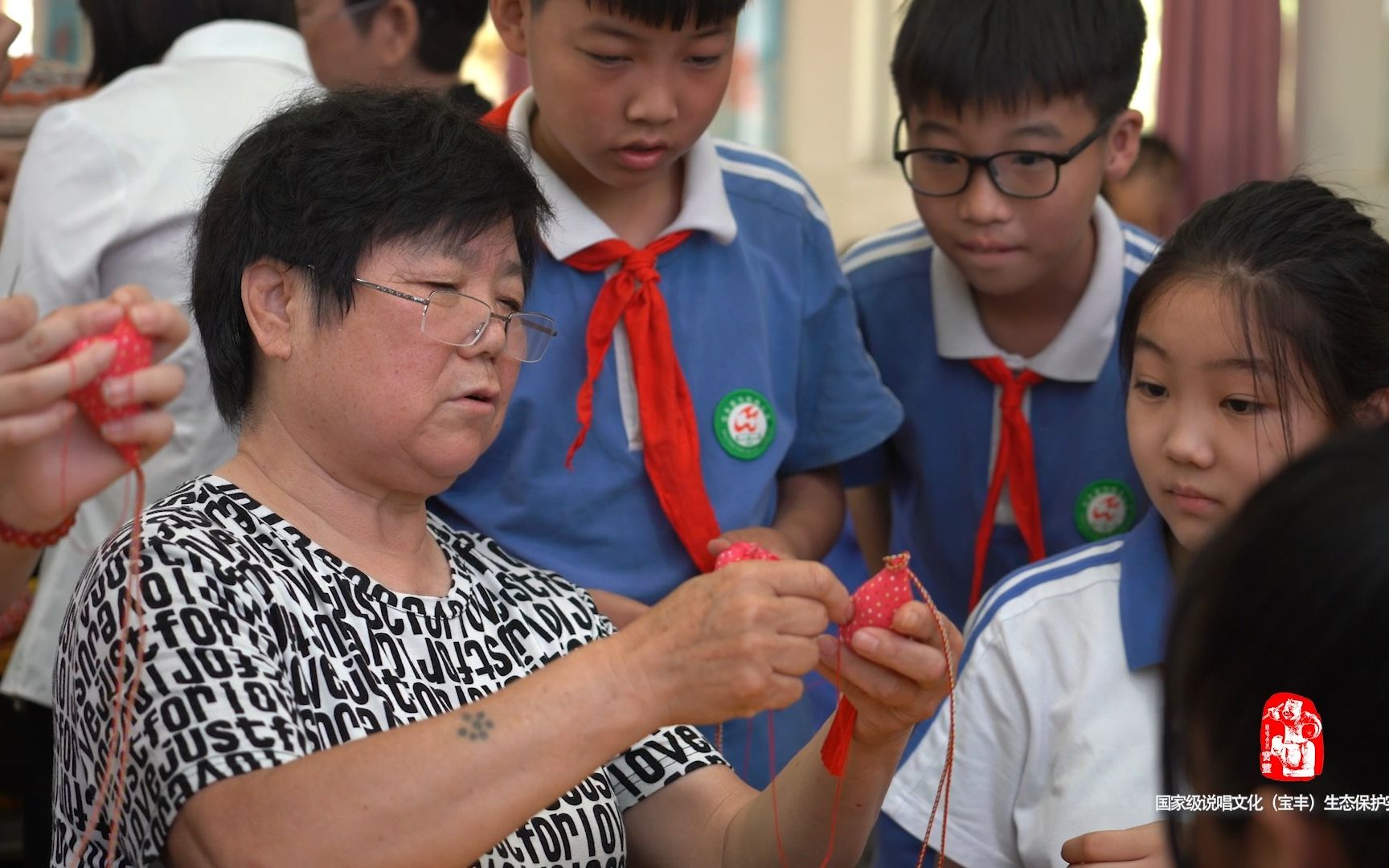 河南宝丰非遗进校园,传承人端午节与同学们一起体验传统文化