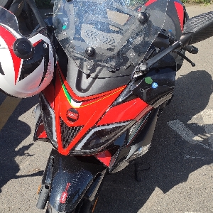 泯然一笑间 