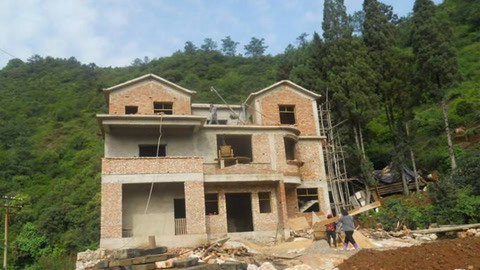 在农村建房,如果没经过审批,私自建造.