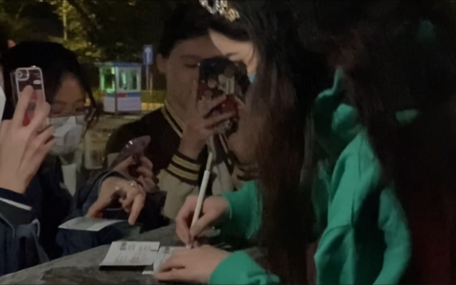 ...广州场 sd批作业.人太多啦对着上面玻璃认人.感谢前排姐妹帮忙递票....