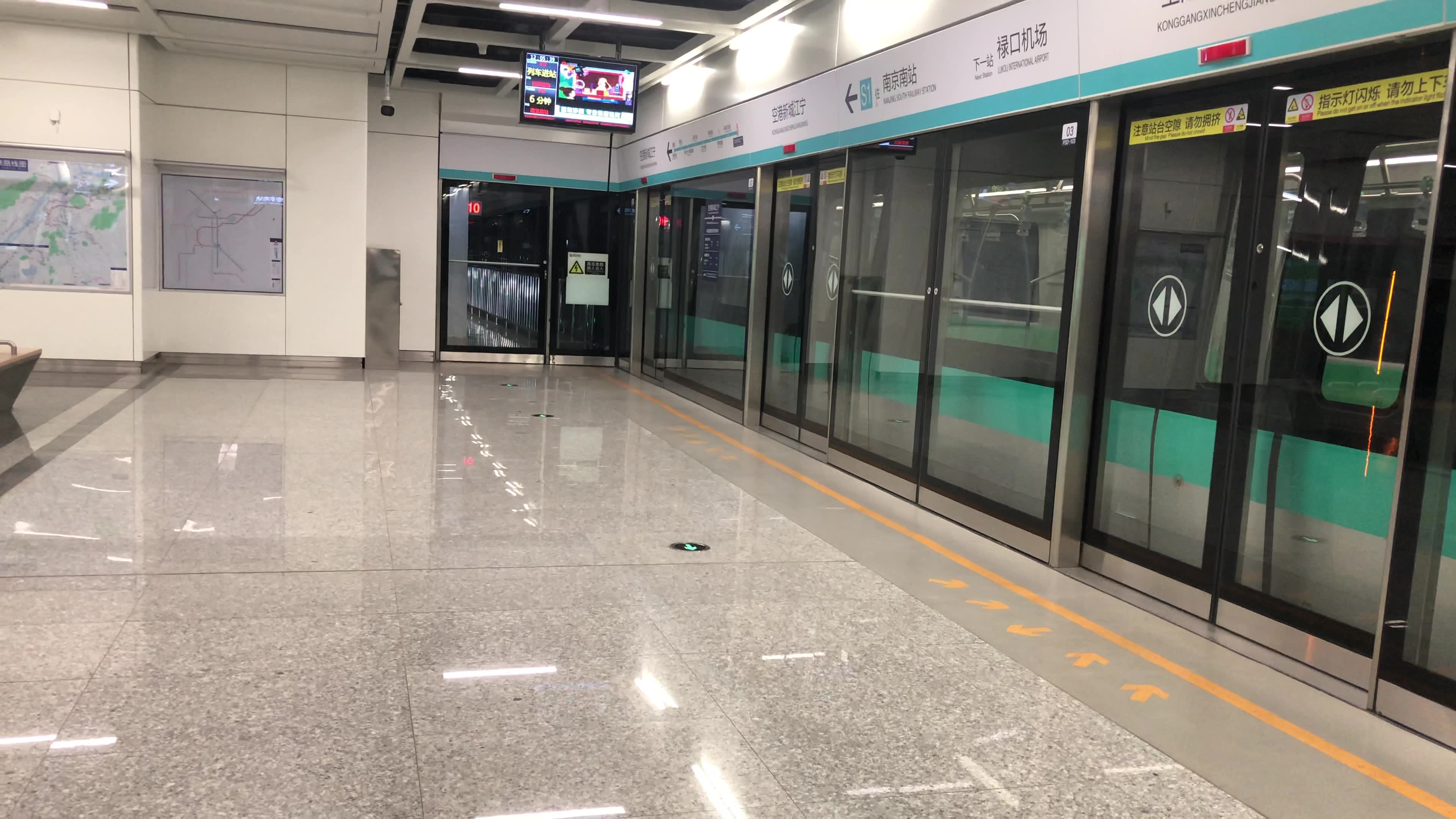 南京地铁S1号线列车空港新城江宁站出站