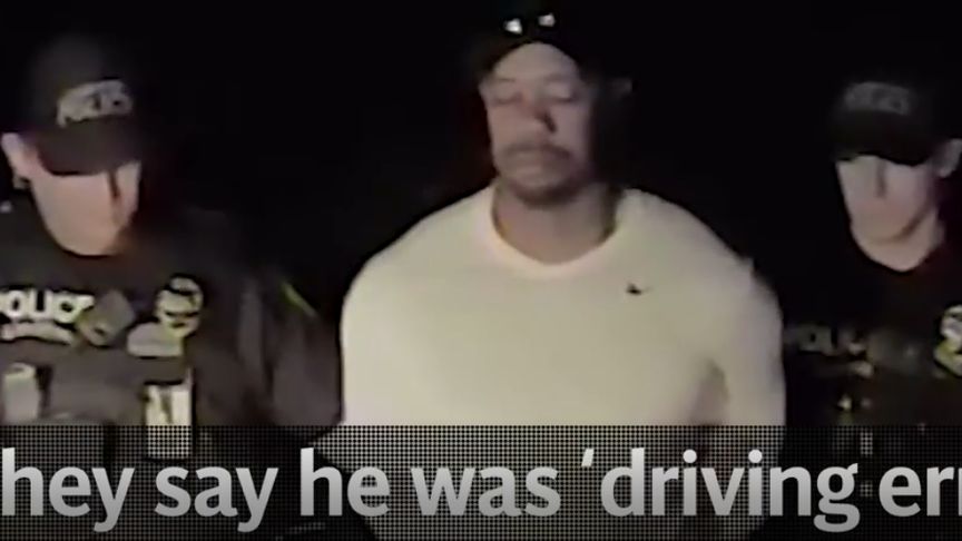 老虎伍兹特殊的走路方式和说话方式,结果被捕!