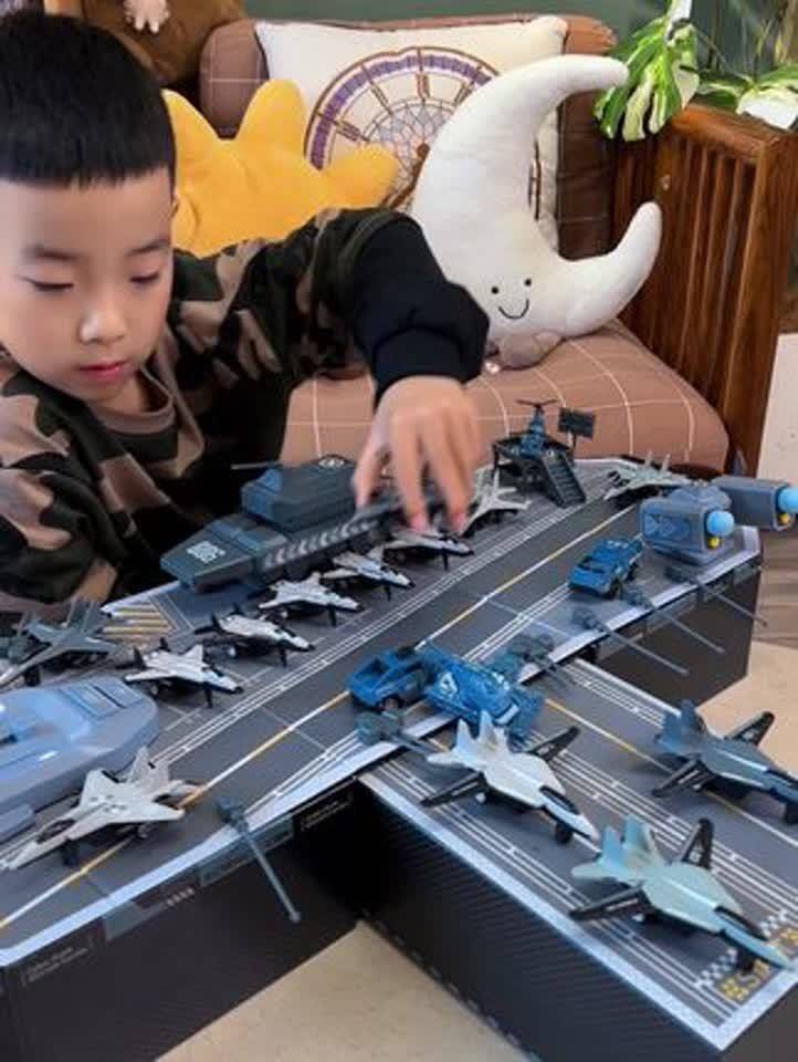 ...带好多武器装备各种战斗机坦克装甲车都是合金材质,细节做工可好了
