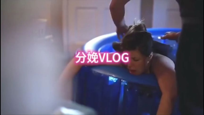 国外产妇在家分娩，孩子一出生丈夫感动哭了