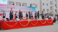 社团活动的开幕式,台上的就是蹦迪社的表演,名副其实