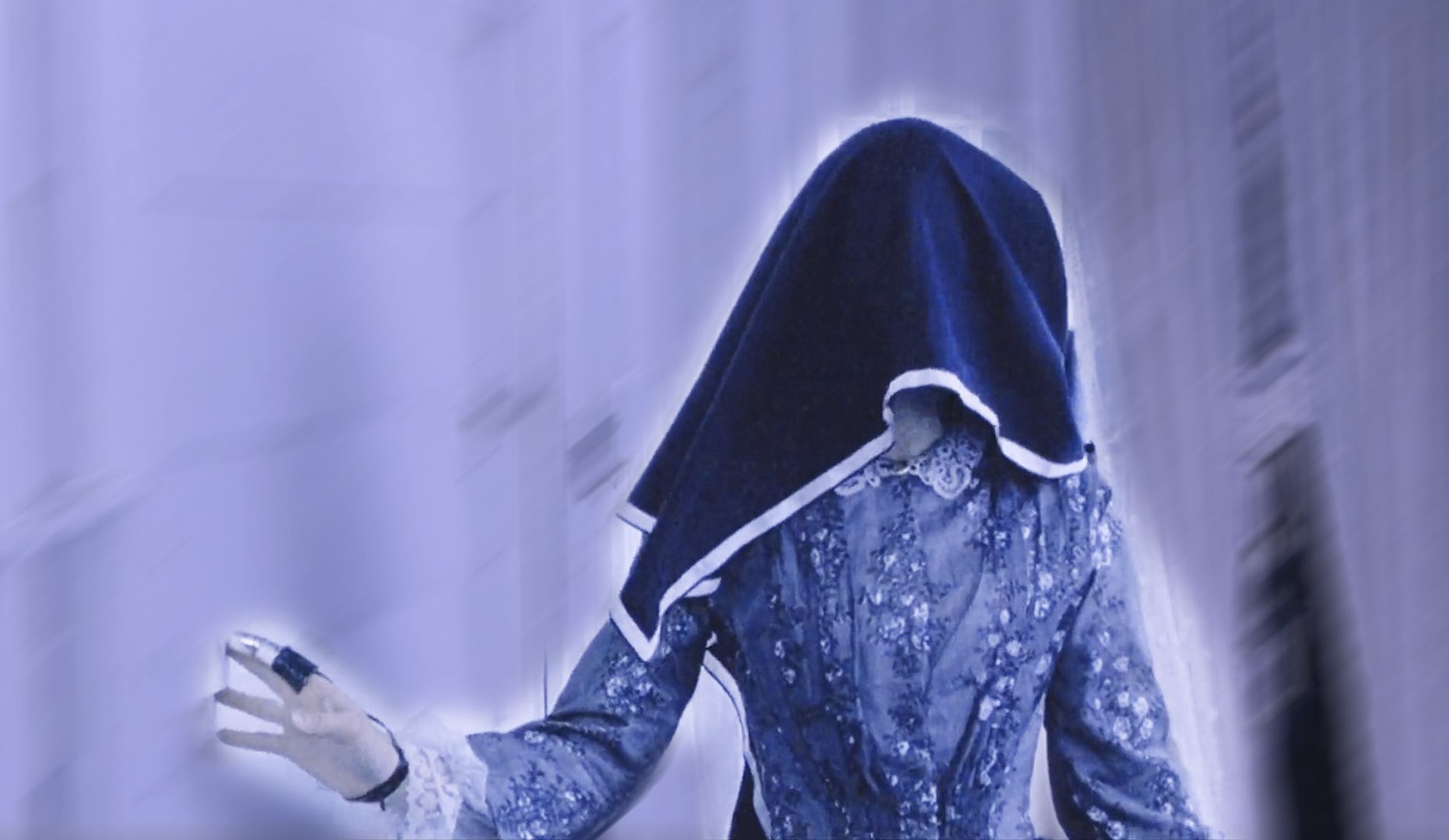 “她像那架坠溺于海底坟场的钢琴,沉寂汹涌。”