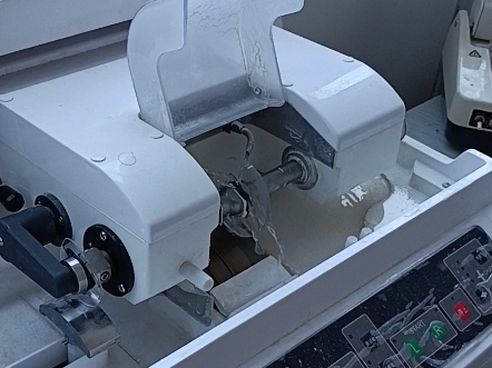 雄博半自动磨边机加工金属全框架的眼镜片的方法和过程。60 眼镜店...