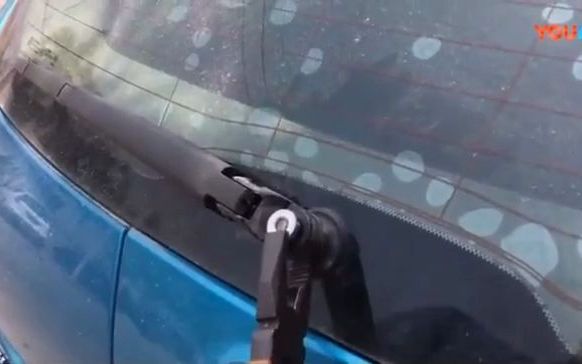 后雨刮摇臂拆卸方法-