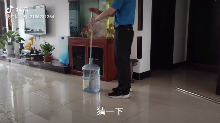 巧妙利用大气压和惯性,让两端开口的管子妙变抽水机。
