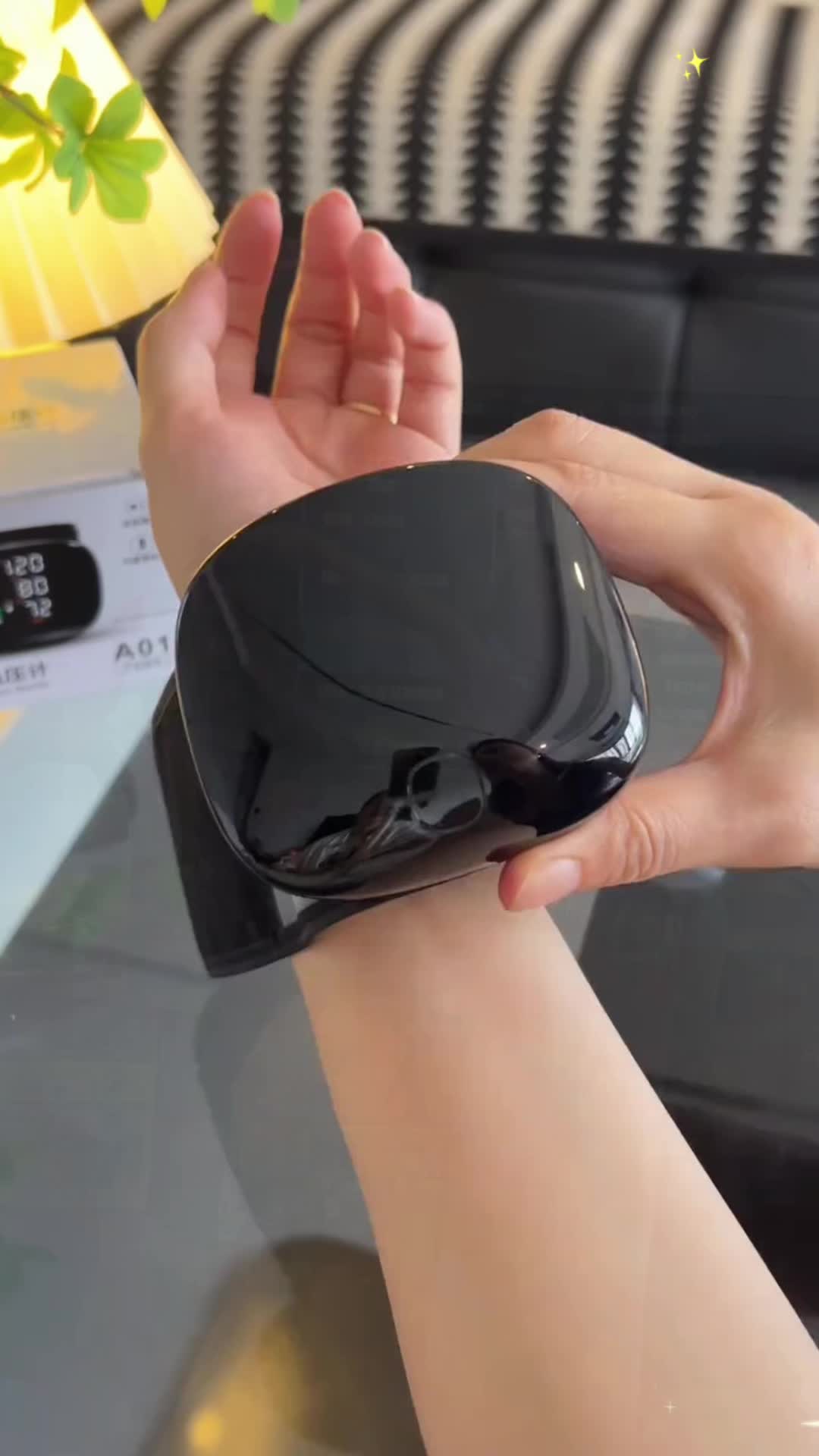 这才是爸妈需要的血压计,告别脱衣绑袖带的繁琐操作,直接戴手腕上,一...