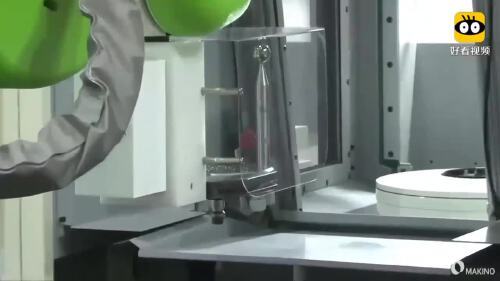 先进数控技术,机器人代替操作工,进行复杂的加工