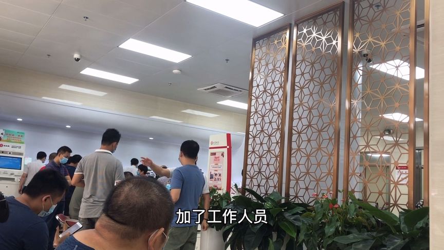 去银行开卡,好多人排队!工作人员说都没想到会有这多人来开卡…